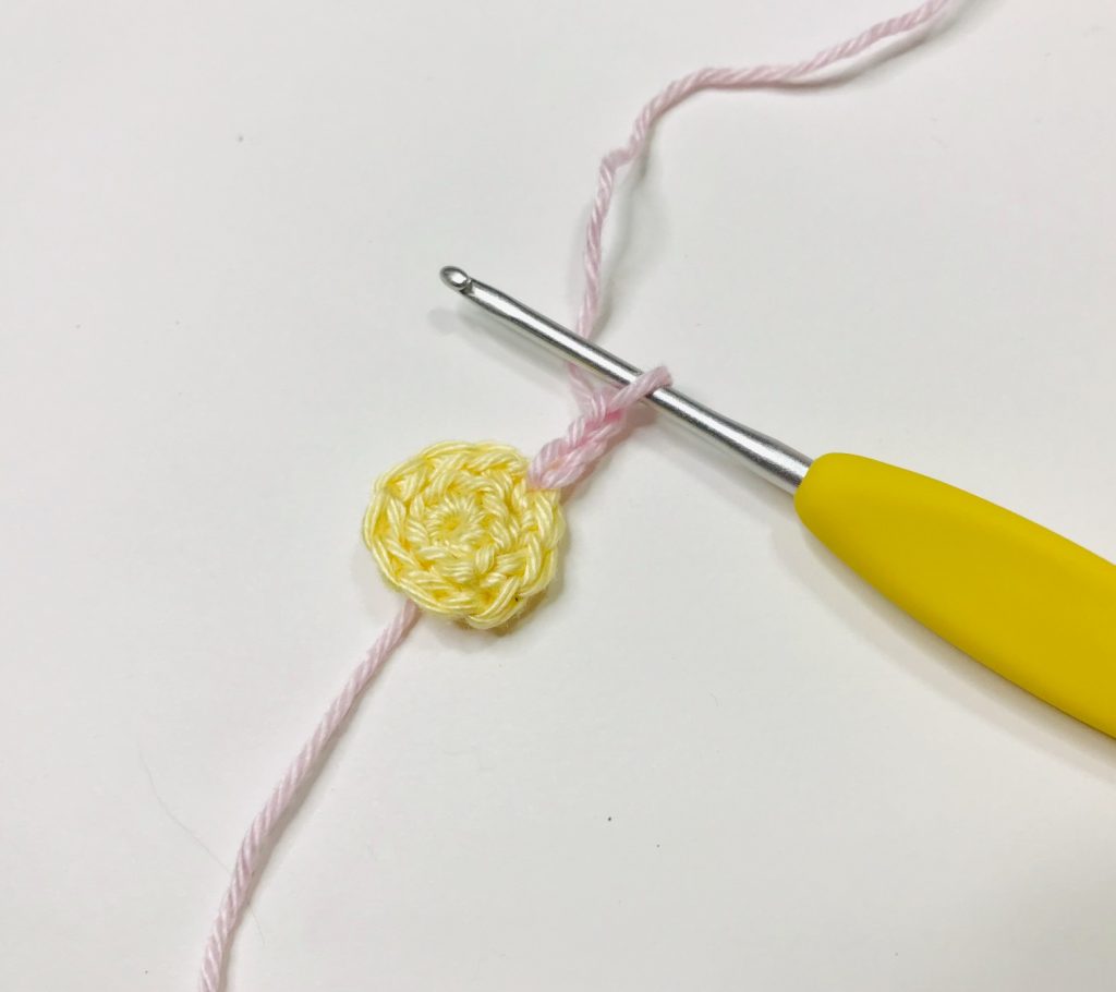 Crochet Flower ring - Free crochet pattern - My Rainbow Crochet