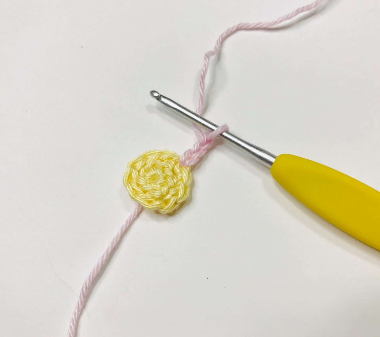 Crochet Flower ring - Free crochet pattern - My Rainbow Crochet